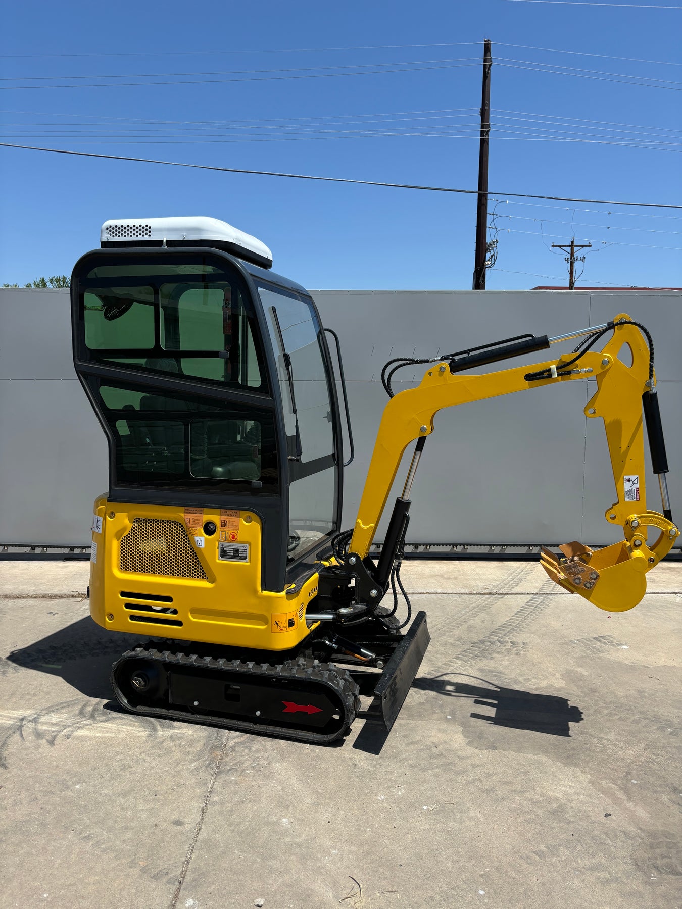 New 1.5 Ton Diesel Fully Enclosed Mini Excavator with A/C – Escous