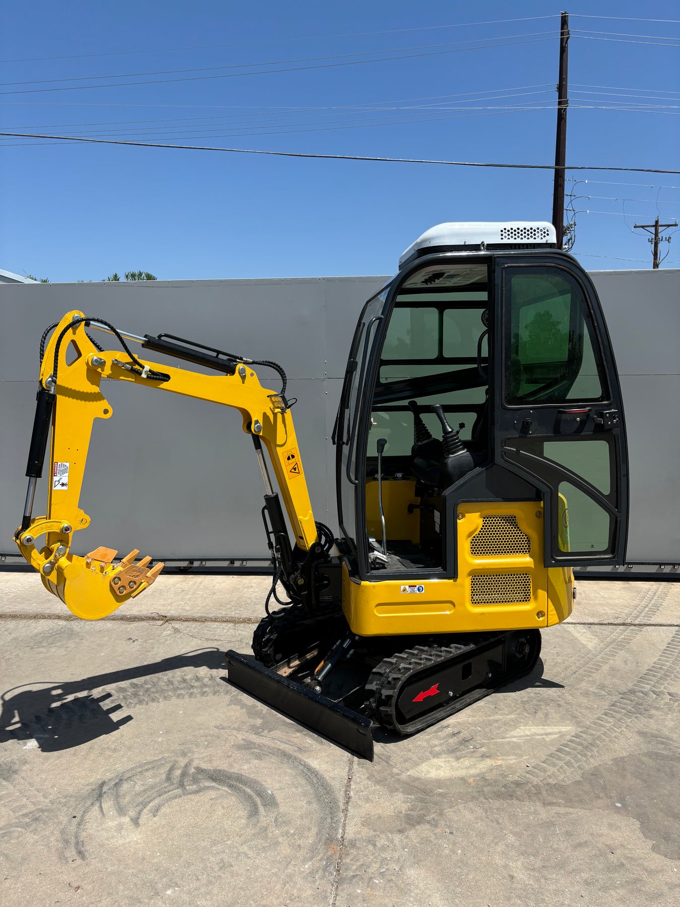 New 1.5 Ton Diesel Fully Enclosed Mini Excavator with A/C – Escous